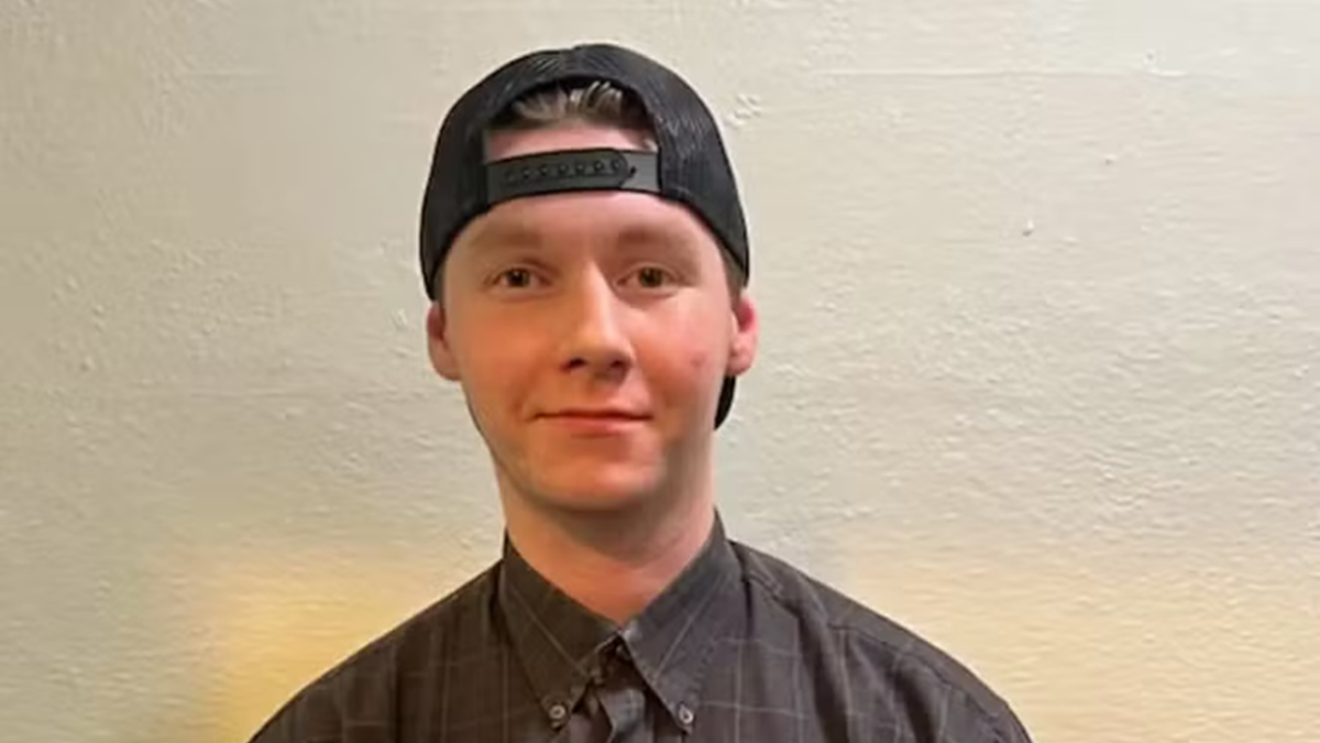 Jovem dado como morto aparece vivo após família receber cinzas; entenda