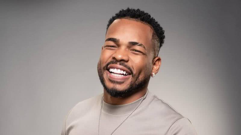 Na “presença” da ex, Cristian Bell troca beijos com influenciadora em ...