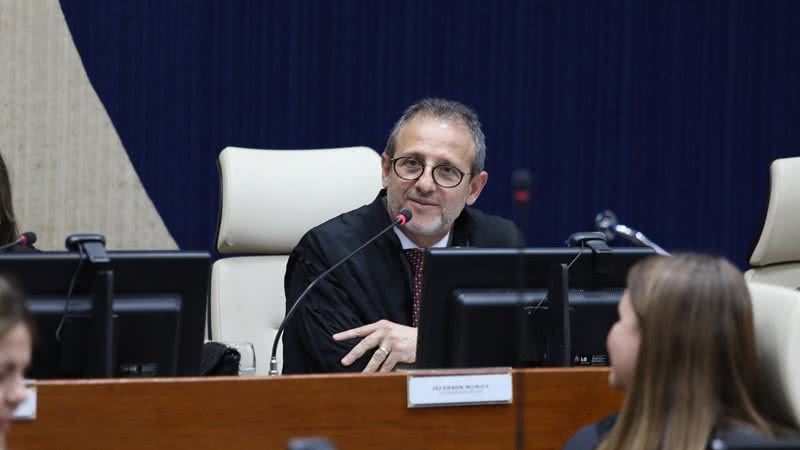 Presidente do TRT-5, Jéferson Muricy faz elogio a advogado; assista