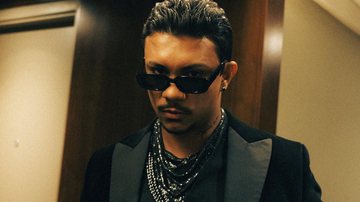 Estreando na Globo, Xamã agita web ao aparecer pelado em novela; veja foto