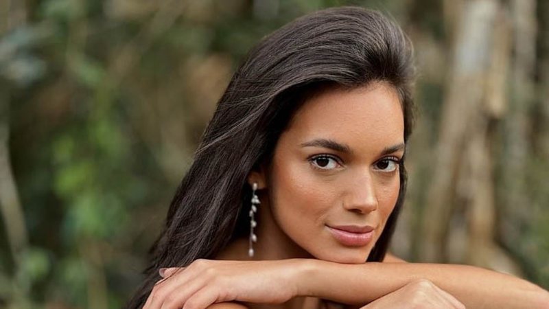 Alane Dias segue a moda e posa de biquíni na neve; veja foto