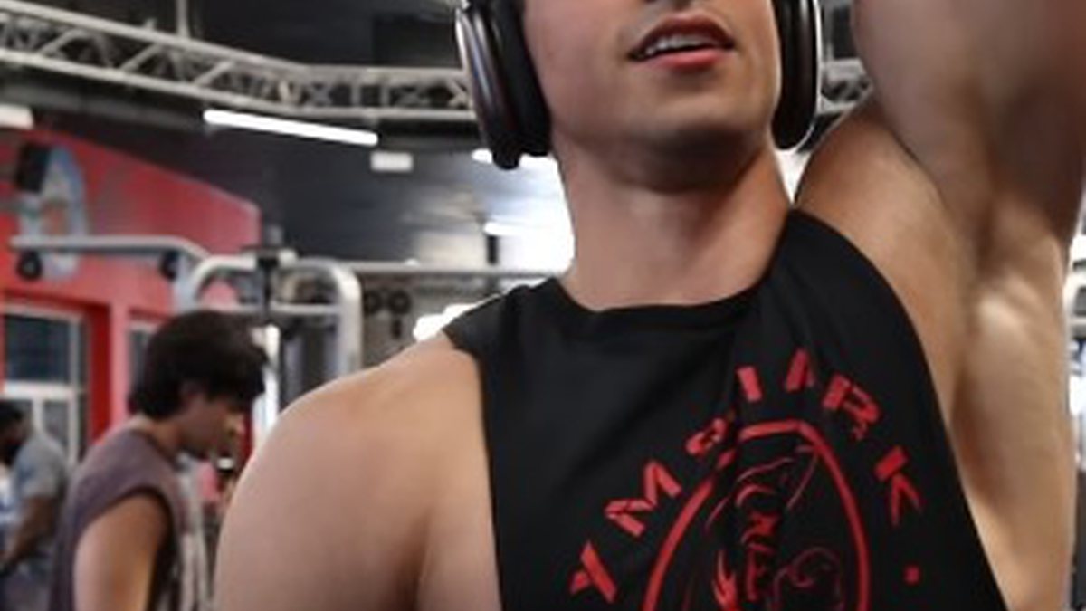 Filho de Xanddy e Carla Perez volta a mostrar físico sarado em academia; assista