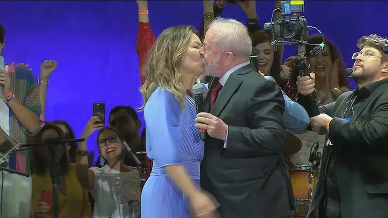 VÍDEO: Lula beija Janja, manda Alckmin beijar Lu e leva público ao ... VÍDEO: Lula beija Janja, manda Alckmin beijar Lu e leva público ao ...