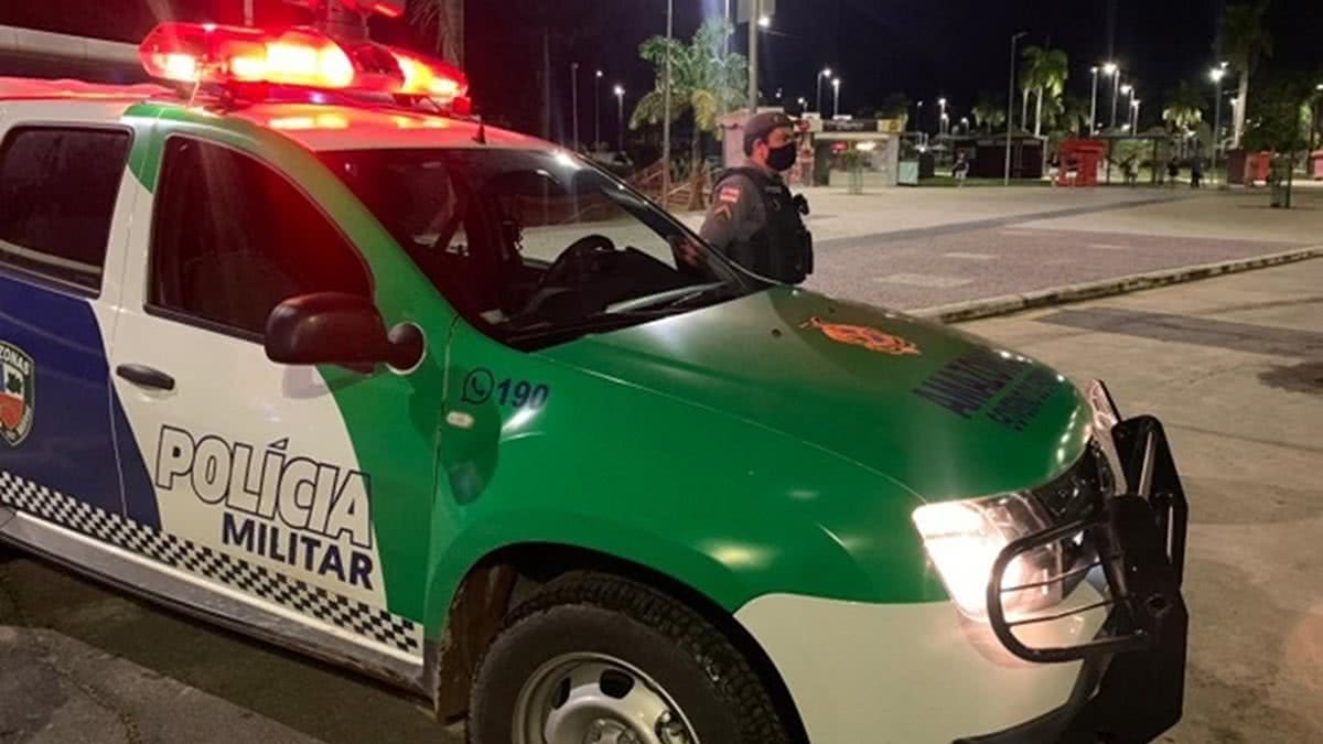 Motorista capota veículo em quintal de casa, mas fica ileso