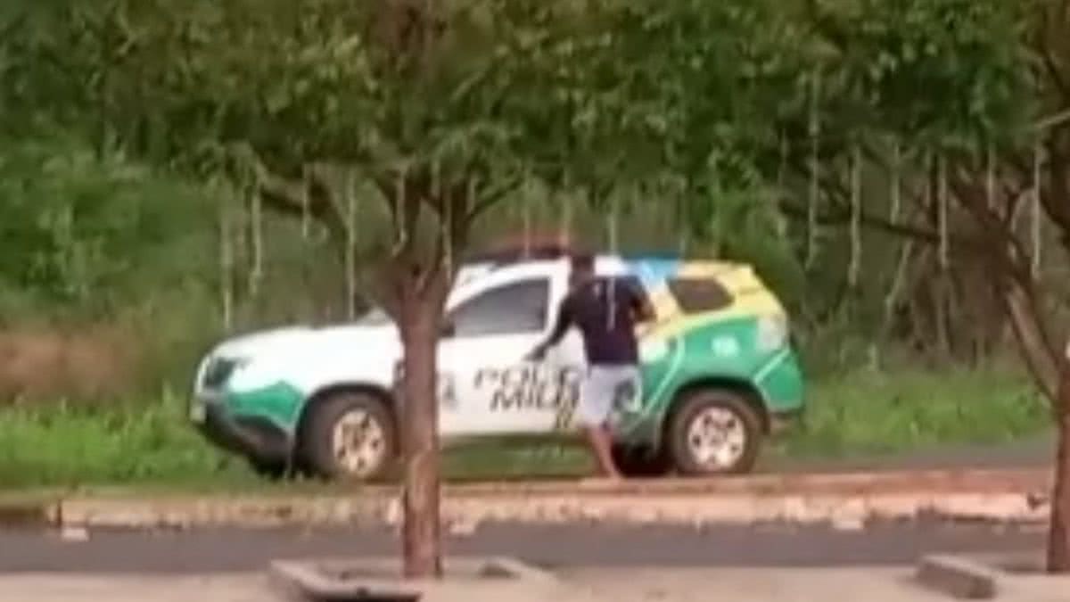 VÍdeo Pm Ou Bandido Policial à Paisana é Confundido Ao Levar Viatura