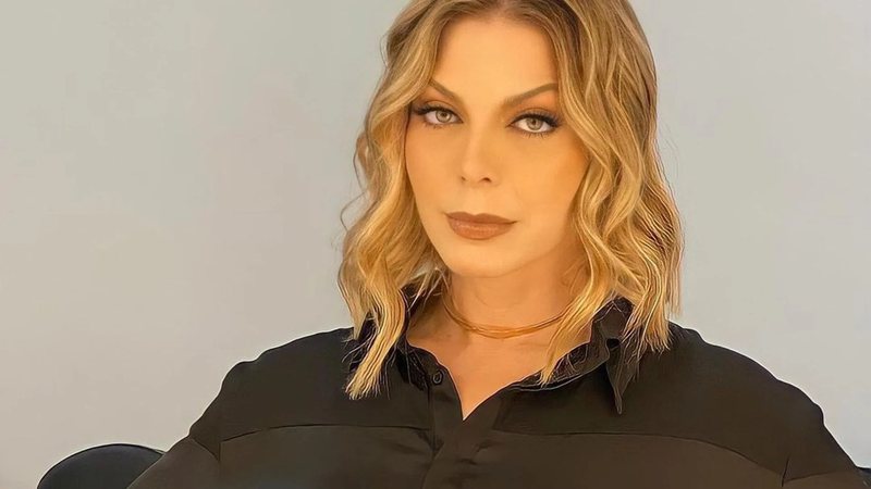 Sheila Mello se emociona e cai no choro durante show do ‘É O Tchan’