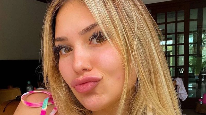 Com look ousado, Virginia posa de minissaia e arranca suspiros na web ...