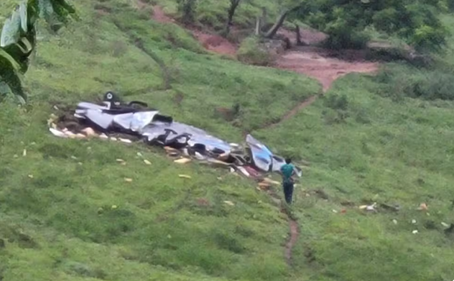 Cinco pessoas morrem em queda de avião em Minas Gerais Cinco pessoas morrem em queda de avião em Minas Gerais