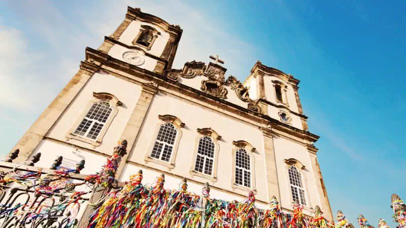 Fiéis lotam Colina Sagrada da Basílica do Bonfim durante missas na ...