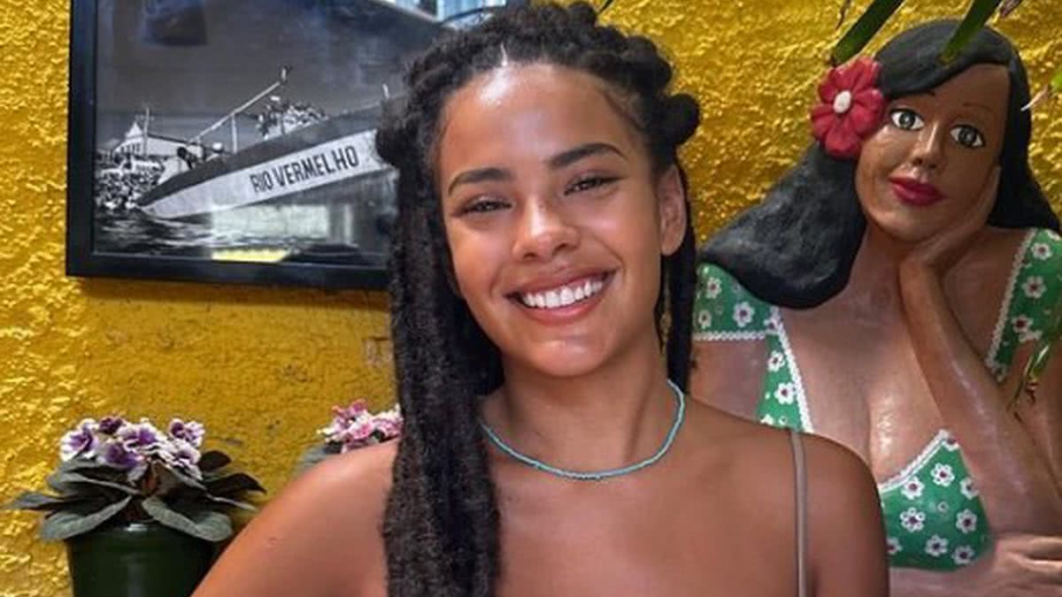 Bella Campos deixa seios parcialmente à mostra em praia da Bahia após curtir show no Festival ...