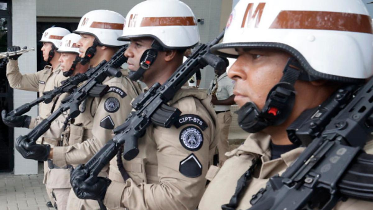 Capitão da PM-BA dá tiro de fuzil em sargento no meio do Largo do ...
