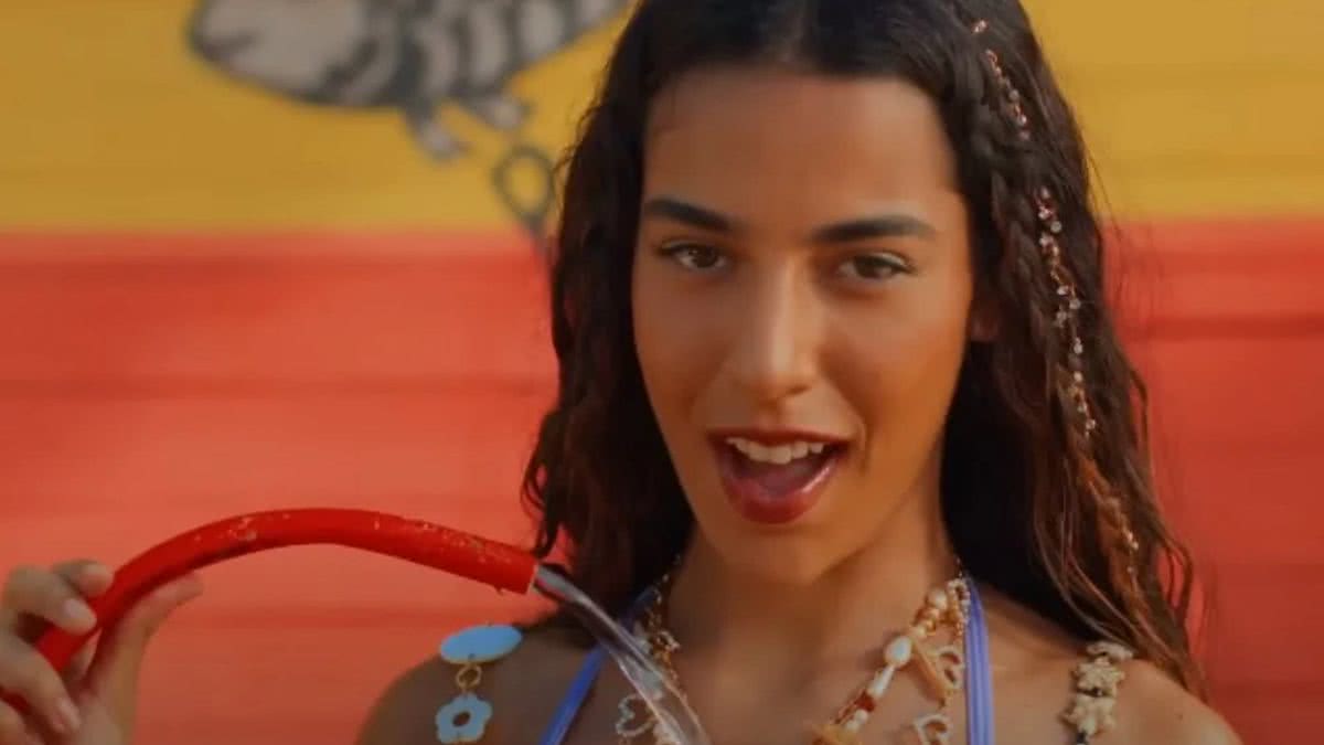 VÍDEO: Marina Sena provoca seguidores ao rebolar de biquíni asa-delta ...