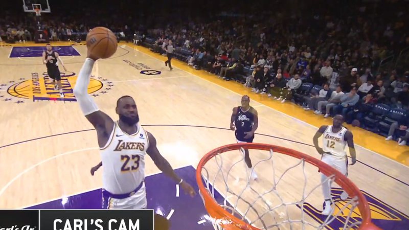 LeBron James dá enterrada espetacular e leva internet à loucura; assista