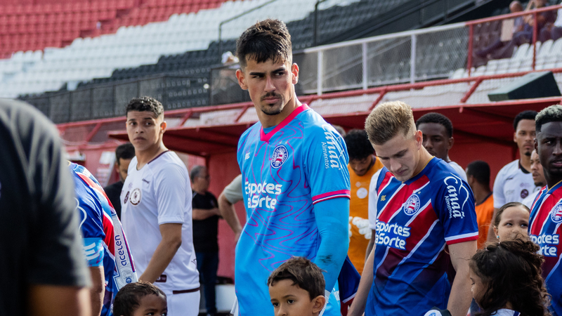 Goleiro do Bahia celebra estreia no time profissional do Esquadrão ...