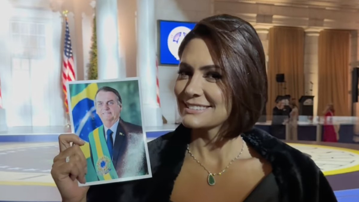 É o amor: Michelle leva foto de Bolsonaro para baile de posse de Trump
