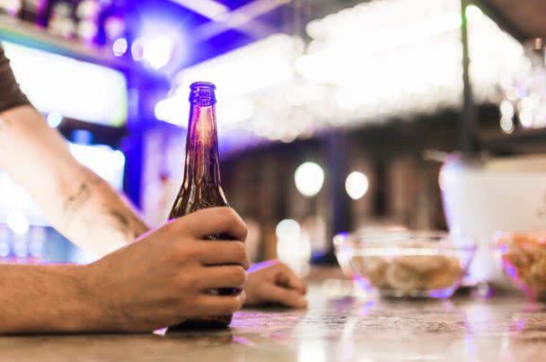 Saiba o que é bom para ‘curar’ ressaca