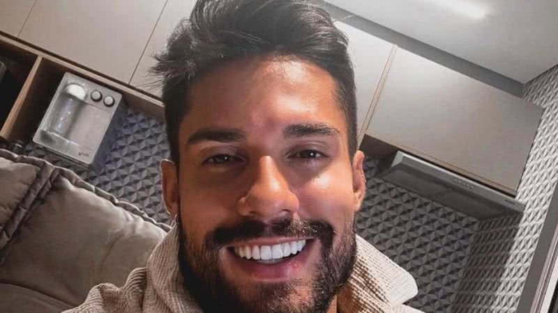 Após término com Erika Schneider, Bil Araújo é flagrado aos beijos com ...