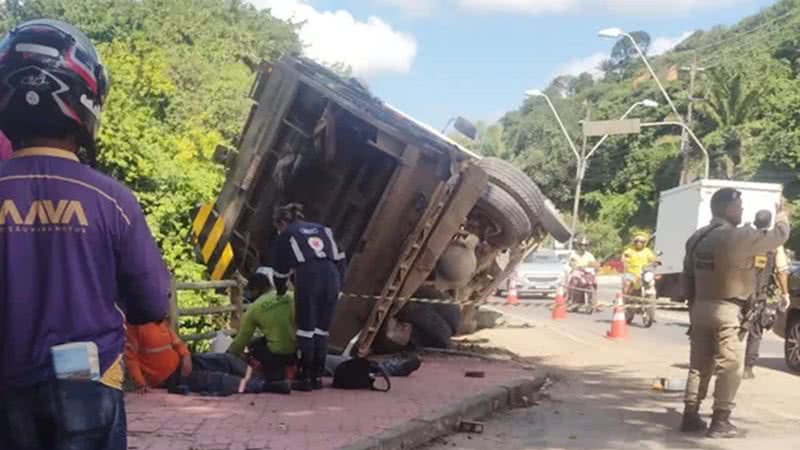 Caminhão de lixo desce ladeira desgovernado e garis ficam feridos