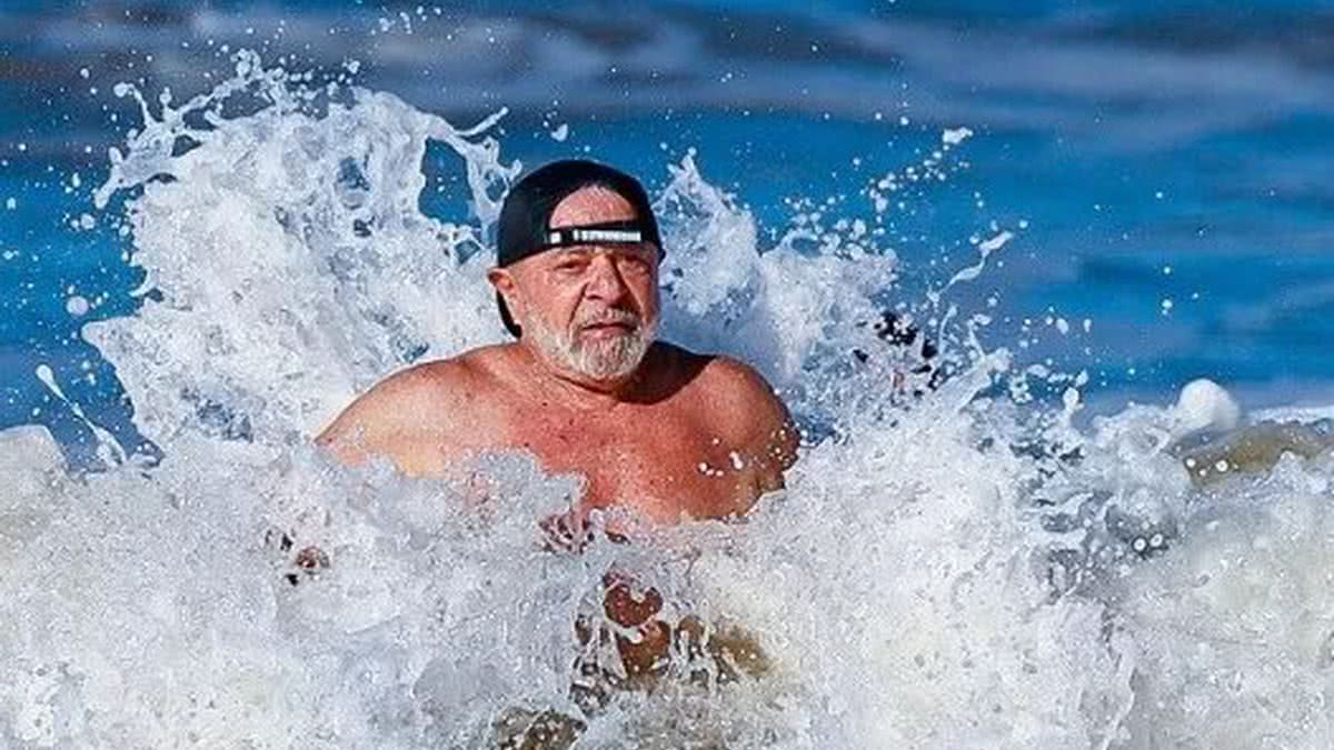 Lula aproveita domingo de sol e toma banho de mar na Bahia