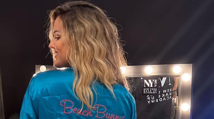 Modelo viraliza após desfilar com "corpo real"; conheça