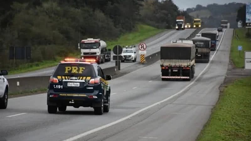 Mulher sai do carro para fotografar acidente e é atropelada em rodovia