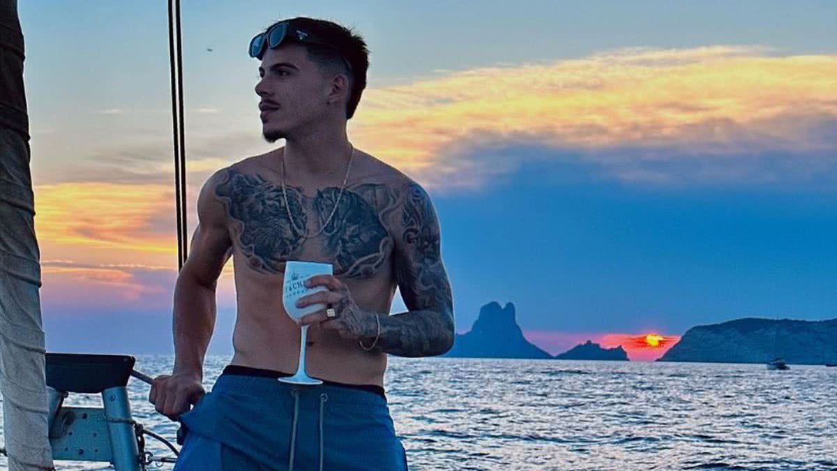 Trisal? Thomaz Costa é flagrado em momento íntimo com duas mulheres ...