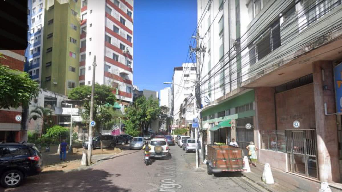 Três pessoas são baleadas no Largo 2 de Julho Três pessoas são baleadas no Largo 2 de Julho
