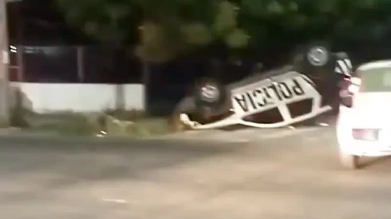 VÍDEO: Carro faz viatura da polícia capotar após acidente
