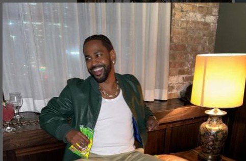 Rapper posta nude no Instagram comparando tamanho do pênis com console game