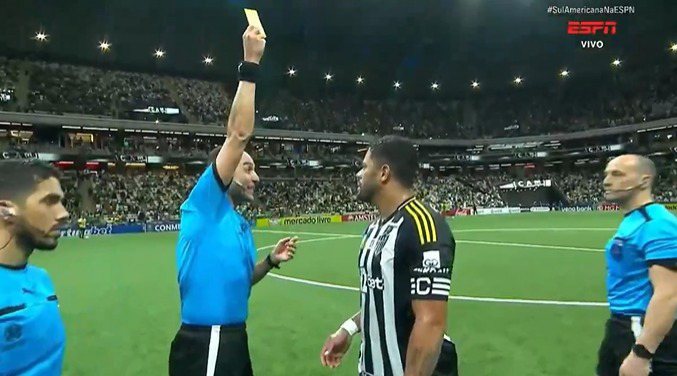 Hulk se revolta com árbitro uruguaio após receber cartão amarelo ...