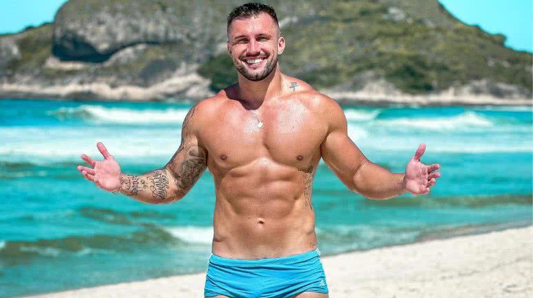 Novo affair? Arthur Picoli é flagrado com mulher em show; saiba quem