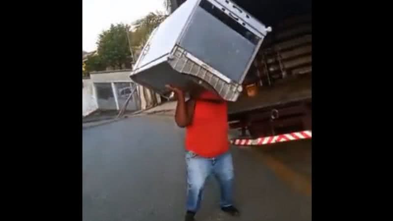 Homem viraliza fazendo passinho de funk com geladeira nas costas; assista