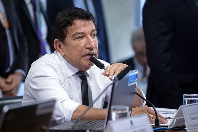 VÍDEO: Magno Malta ameaça dar coice em deputado baiano