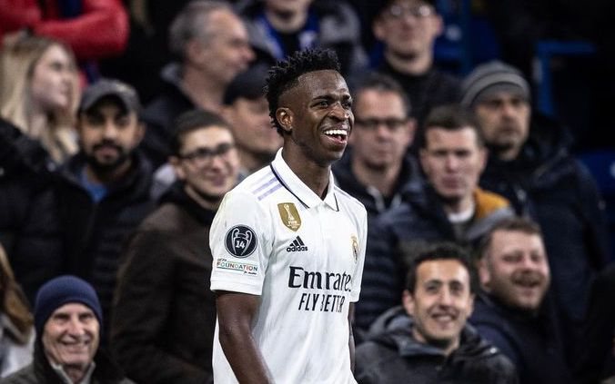 Tá rolando? Vini jr troca beijos com ex de cantor famoso; saiba quem