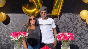 Mãe de Vini Jr engata romance com pagodeiro; saiba quem