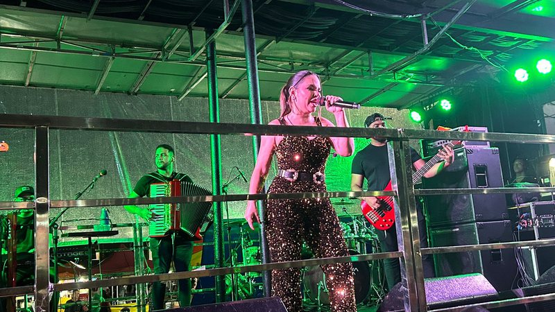 Arraiá BNews: Sâmya Maia coloca baianos e turistas para dançar mesmo ...