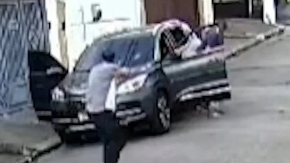 Policial militar reage a tentativa de roubo e detém casal de assaltantes Policial militar reage a tentativa de roubo e detém casal de assaltantes