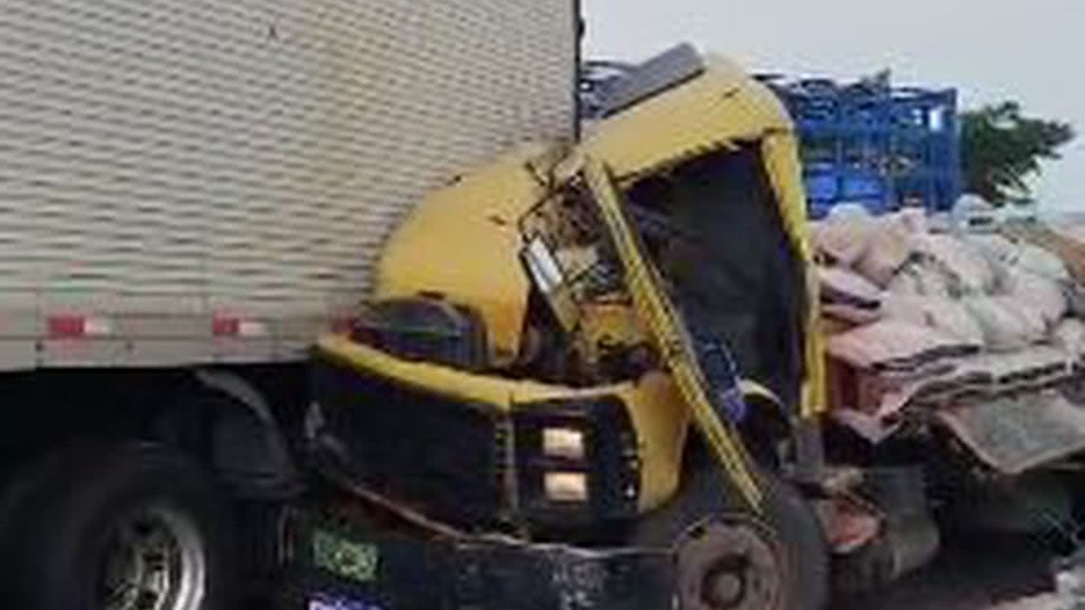 Dois caminhões colidem na BR-324; saiba detalhes
