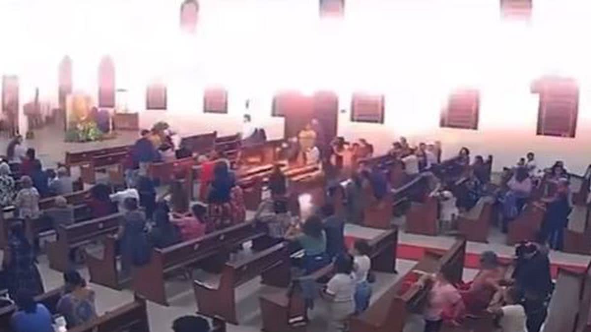 Rojão invade igreja e estoura durante missa no sul da Bahia; veja vídeo