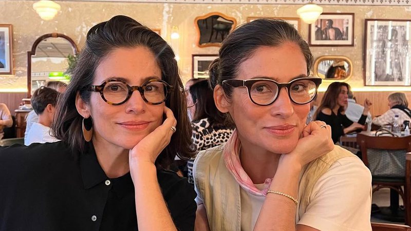 Renata Vasconcellos comemora aniversário com irmã gêmea e confunde seguidores