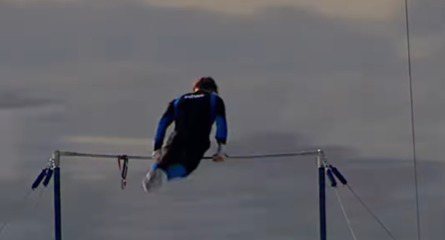 Atleta radical faz acrobacias de ginástica voando em balão de ar quente e choca a web; assista