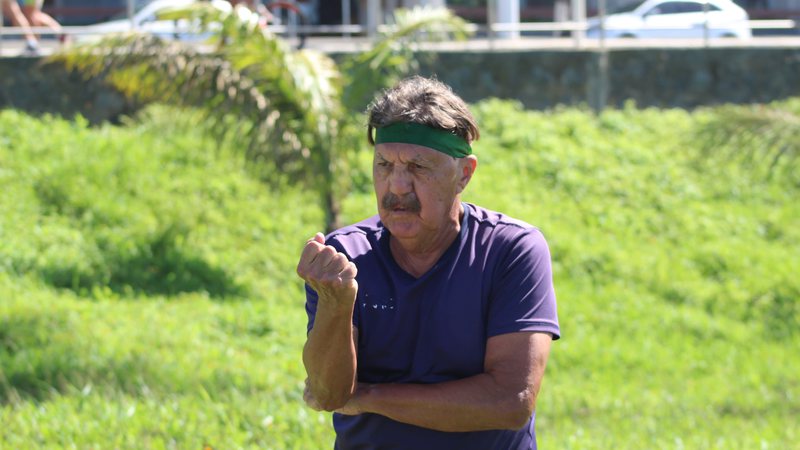 Com 75 anos, carateca esbanja saúde na orla de Salvador; veja vídeo