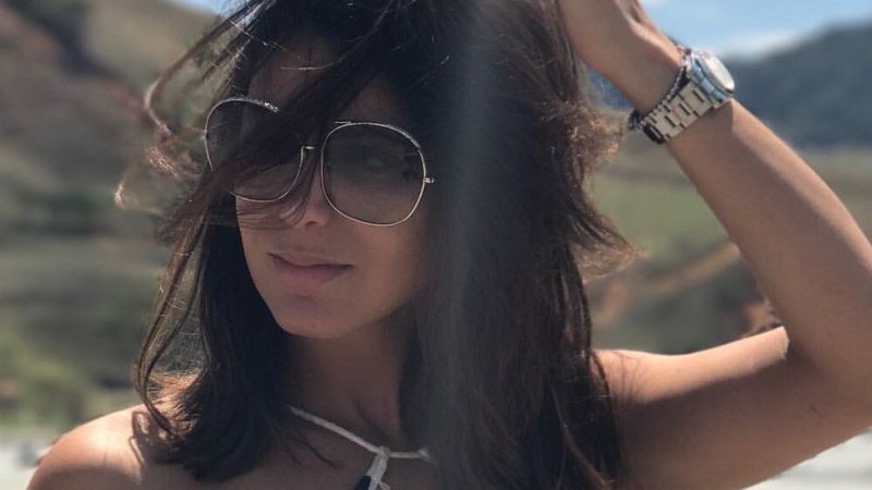 Vocalista do Cheiro de Amor chama atenção ao exibir super decote nas redes