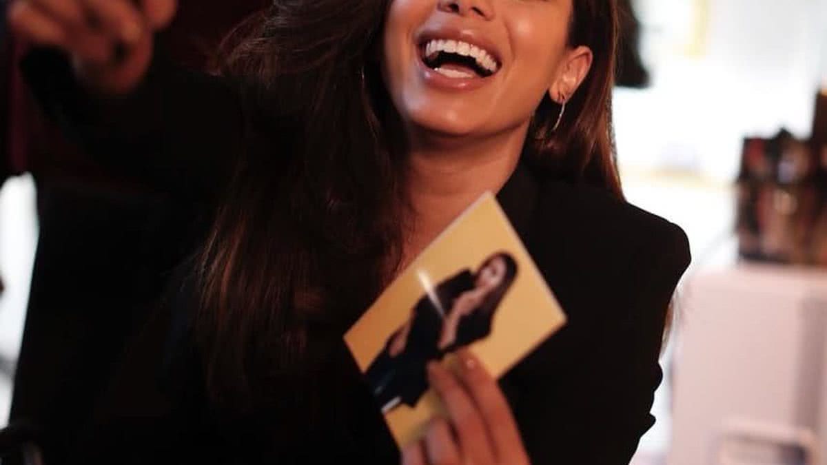 Anitta mostra cartaz com sua foto em Londres e imprensa local lhe ...