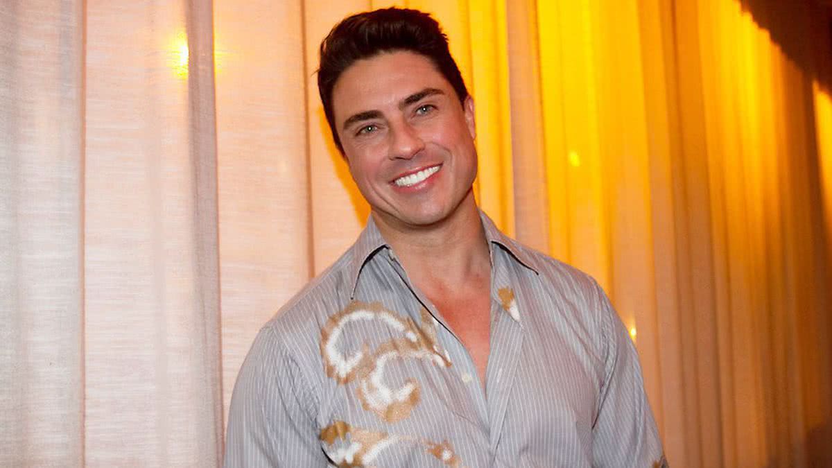 Galã Marcelo Augusto comemora aniversário ao lado do namorado