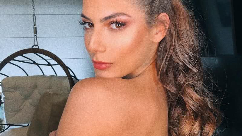 Ex-panicat baiana posa seminua na cama e seguidores elogiam