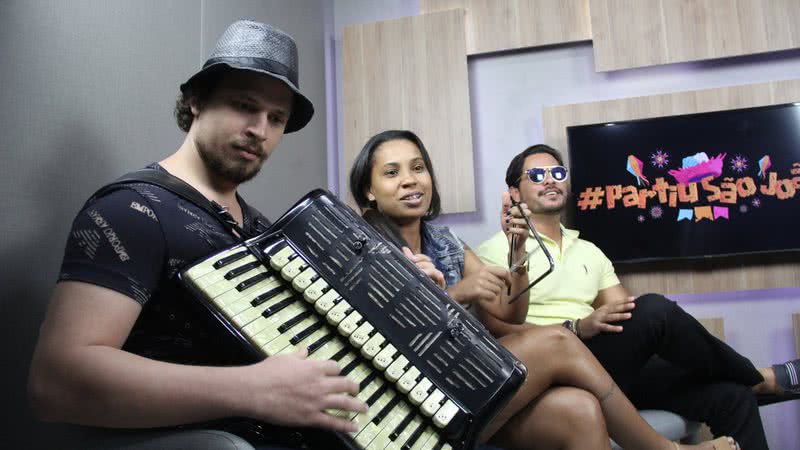 #PartiuSãoJoão recebe forró autêntico da banda Zefa di Zeca; assista