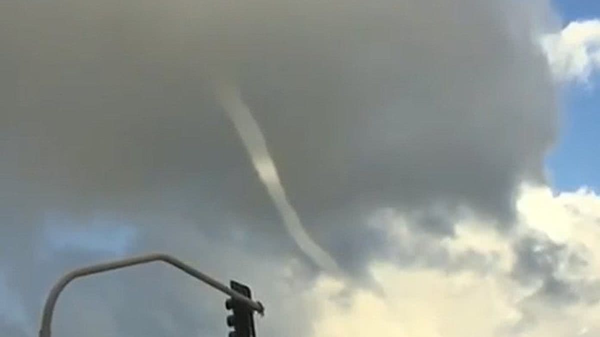 Vídeo: "redemoinho" se forma no céu de Salvador e intriga moradores
