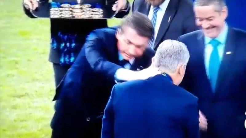 Tite se recusa a cumprimentar Bolsonaro durante premiação da Copa ... Tite se recusa a cumprimentar Bolsonaro durante premiação da Copa ...