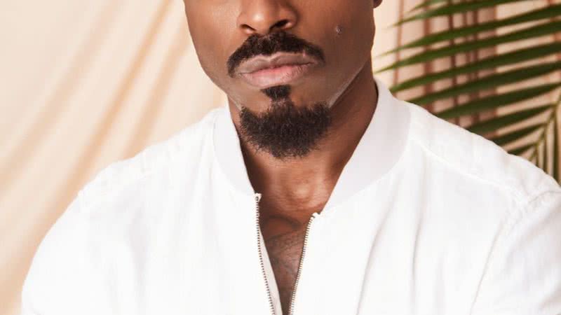 Ator da Globo posta foto completamente nu ao lado da esposa em protesto ...